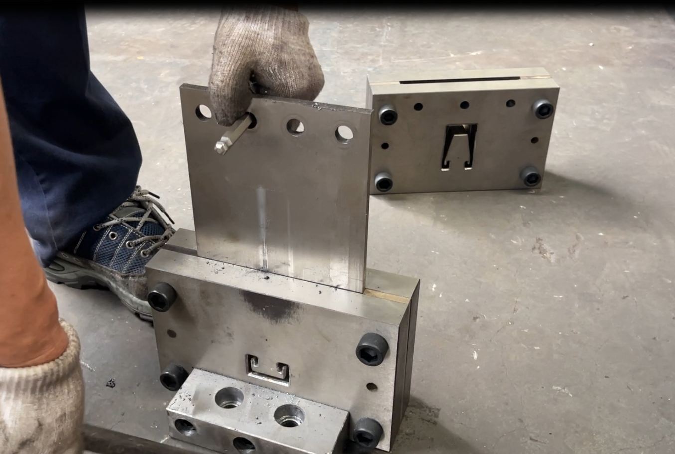 Home How to Change Unistrut Roll Forming Molds?